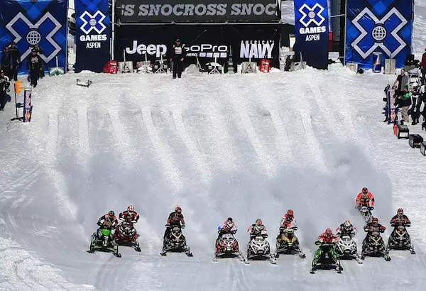 Snowmobiles alinhados no Aspen X Games de 2013.