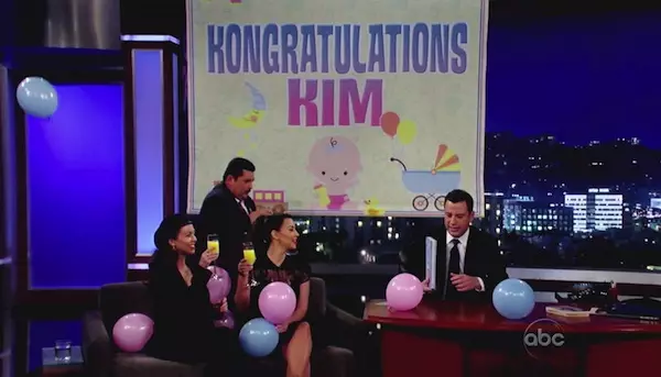 Kim Kardashian praat West en swangerskap op Jimmy Kimmel Live.