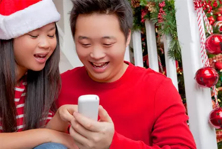 Šťastný pár na telefóne na Vianoce