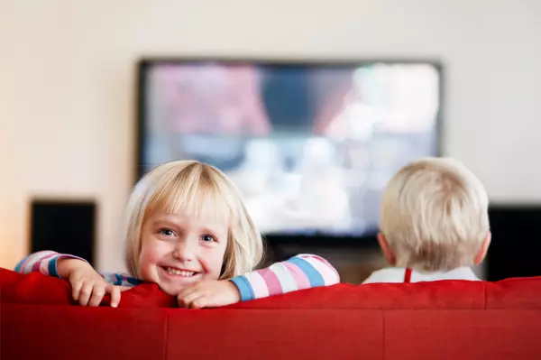 timoun preskolè ap gade televizyon