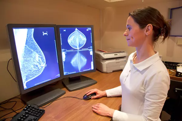 Mammogram sedang diperiksa oleh ahli radiologi