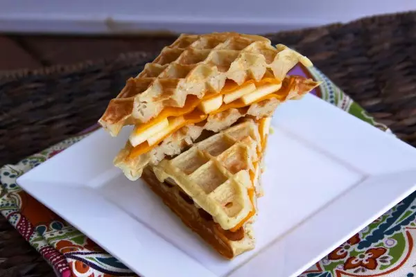 Apple an Cheddar gefëllt Waffle Sandwich