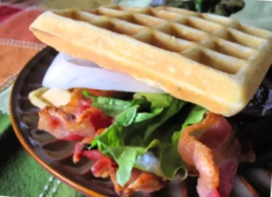 I-BLT (kunye netswele) I-Waffle Sandwich