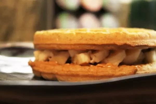 Ibhotolo yePeanut Banana Waffle Sandwich