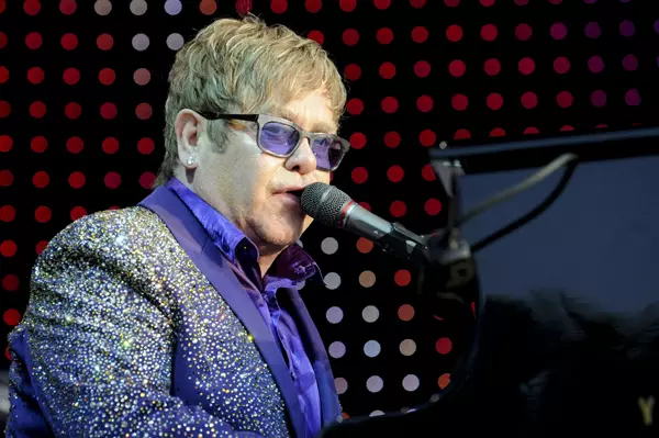 Elton John wuxuu dhalay ilmo labaad sida ay wararku sheegayaan