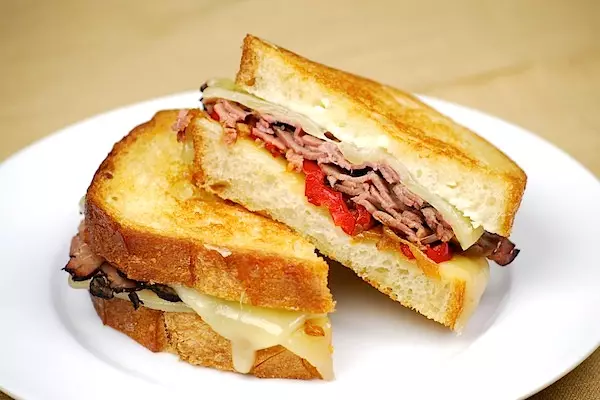 Philly cheese steak grilled cheese sandwich riċetta