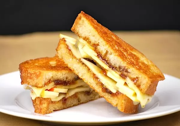 Recette de sandwich au grilled cheese pommes, figues et gruyère