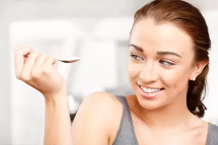 プロバイオティクスヨーグルトを食べる女性