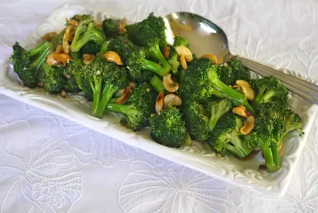 Gukaranga Broccoli hamwe na Cashews