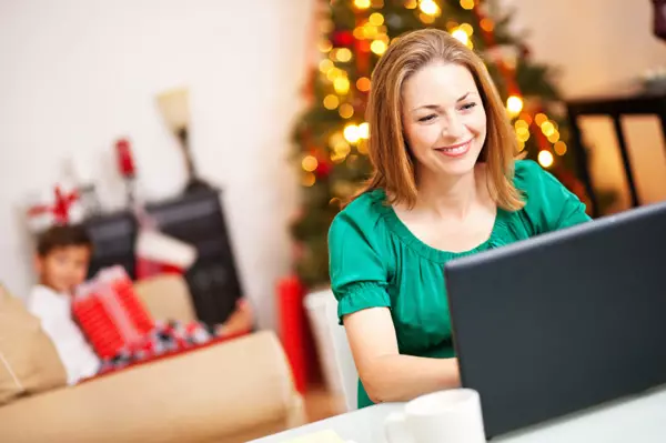 Donna che fa shopping per Natale online