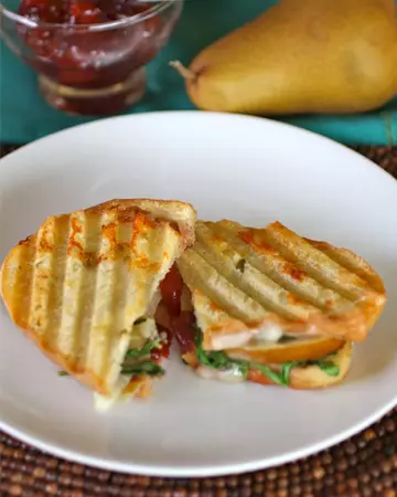 Segunda sem carne: panini de pêra e gruyère com geleia de cereja