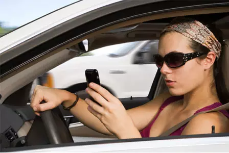 млада жена вози и шаље поруке