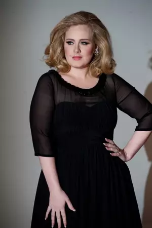 Adele de negre