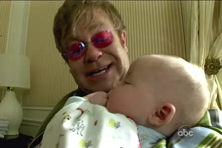 Elton John û kurê Zachary