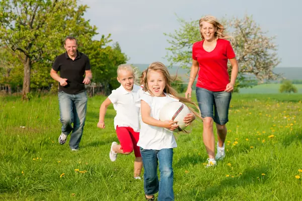 familjen-leker-tillsammans