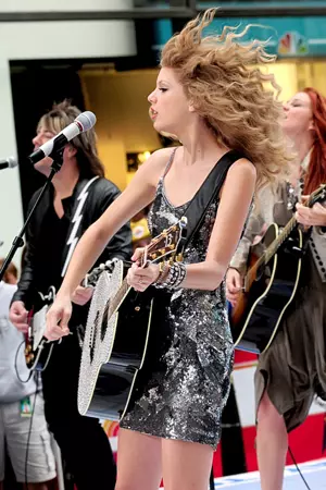Taylor Swift သည် iHeart Music Festival တွင် ဖျော်ဖြေသူ တစ်ဦးဖြစ်သည်။