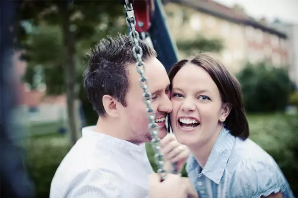 Ehepaar auf dem Spielplatz