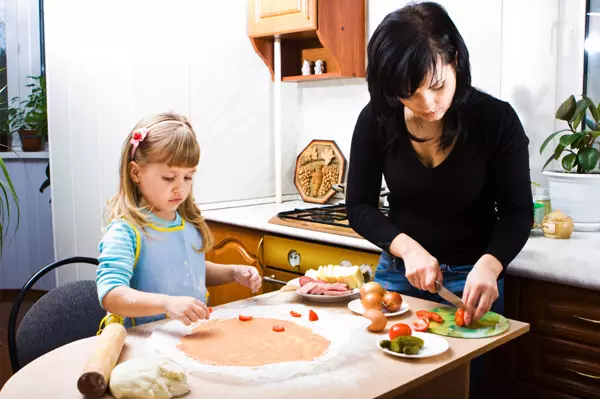 Mamma og dóttir að elda pizzu