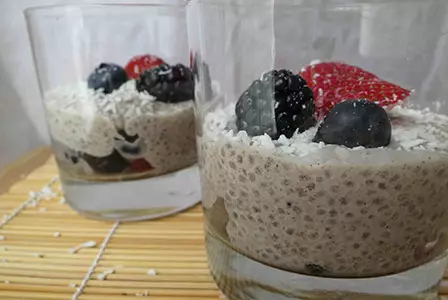 bánh pudding dừa và berry chia