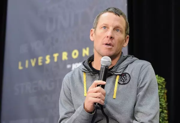 Lance Armstrong fala en Livestrong.
