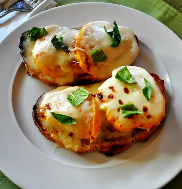 तपाईंको Caprese स्यान्डविचमा केही चिकन थप्नुहोस् 365267_1