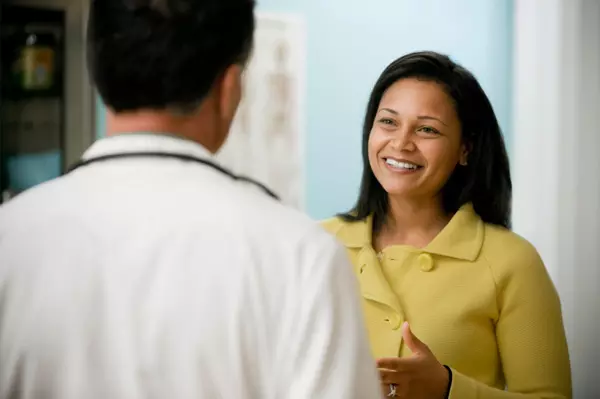 Femme se présentant au médecin