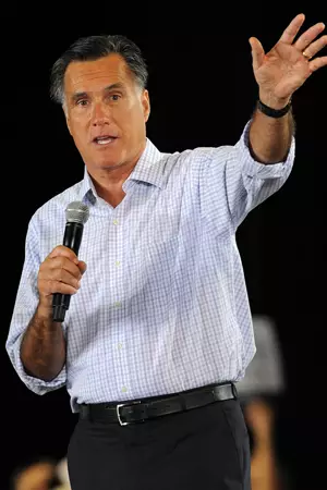 Mitt Romney'de kadınlarla dolu ciltler var
