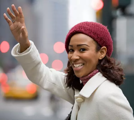 Awéwé hailing taksi di New York City