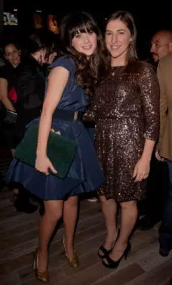 Zooey Deschanel (New Girl) frapas pozon kun Mayim Bialik (The Big Bang Theory) ĉe The TV Guide Magazine Hot List Party