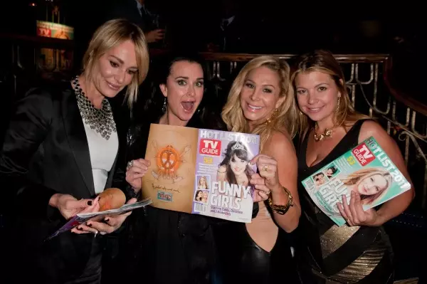 La Realaj Dommastrinoj de Beverly Hills, Taylor Armstrong, Kyle Richards, Adrienne Maloof, kaj Dana Wilkey montras la Hot List-kovraĵojn de TV Guide.