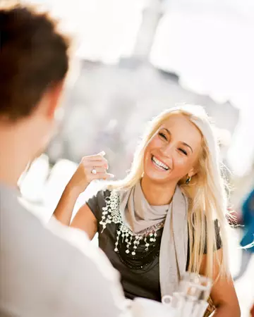Muller feliz nunha cita nun café
