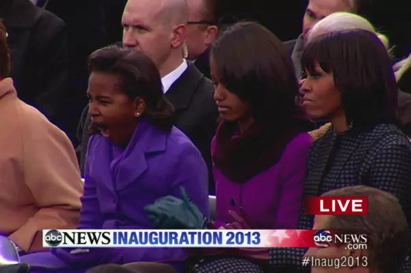 Sasha Obama žiovaujantis per 2013 m. inauguraciją