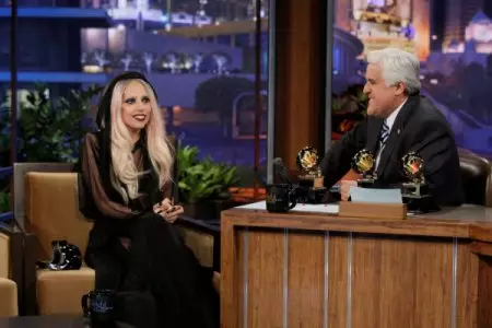 Lady Gaga bezoekt Leno om met Madonna te praten