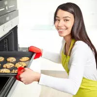 クッキーを焼く女性