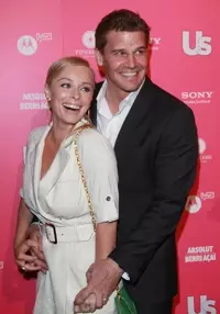 David Boreanaz y esposa