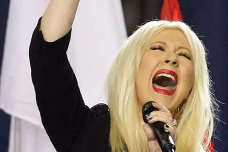 Christina Aguilera esegue l'inno nazionale