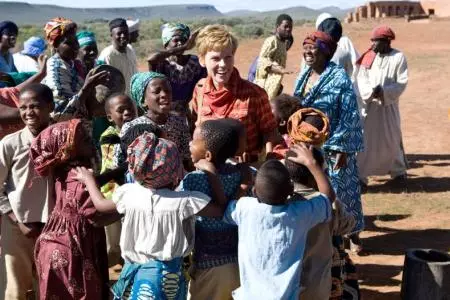 Hilary Swank, Afrika'ya Amelia olarak indi