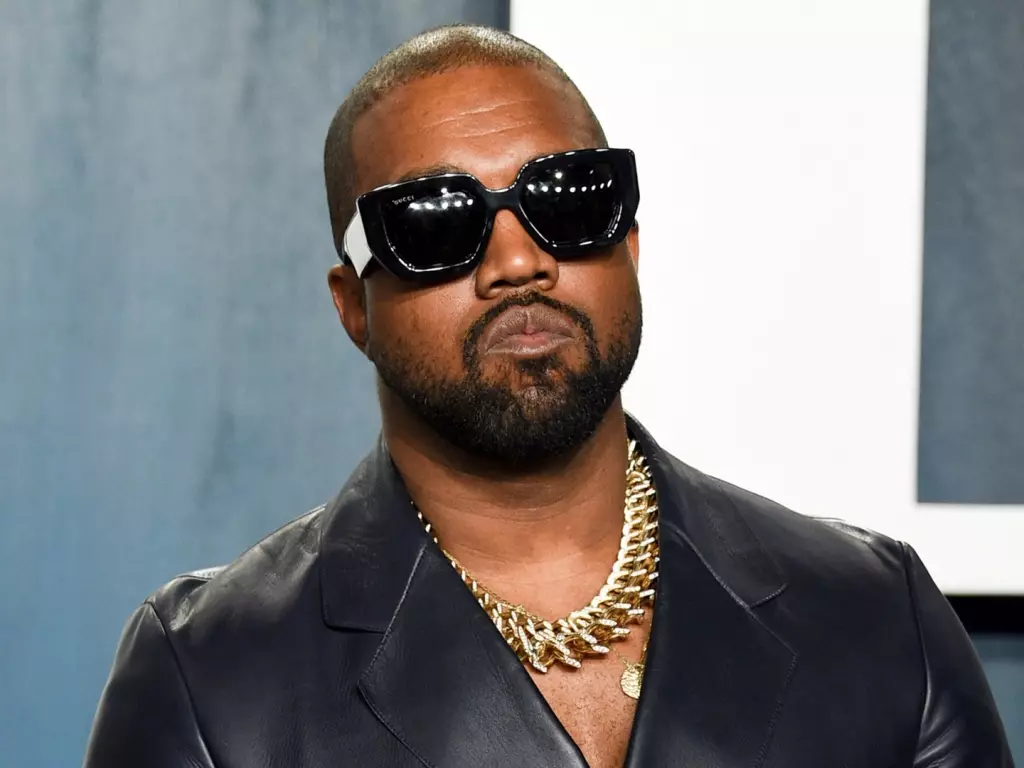 Kanye West makke krekt in iepenbier debút mei syn 22-jier-âlde modelfreondinne