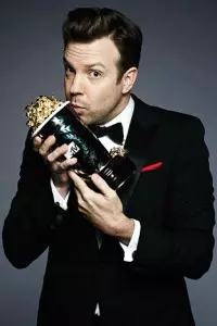 De Jason Sudeikis vum Saturday Night Live ass agestallt fir d'MTV Movie Awards de 5. Juni 2011 ze hosten