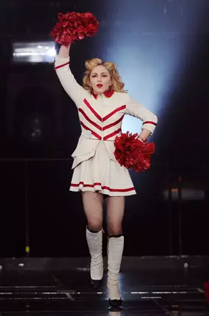 Madonna na scenie jako cheerleaderka