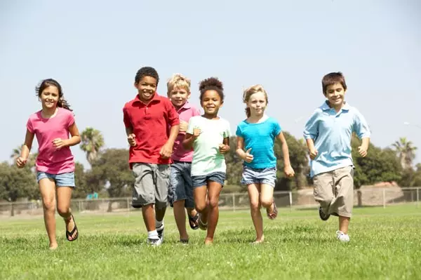 thuisschool-kinderen-buiten spelen