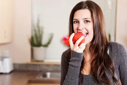 elma yiyen kadın