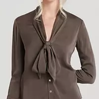 La camicetta marrone di Rachel Zoe, indossata da Giuliana Rancic