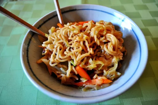 Ang manok ug noodles makahimo og maayong stir-fry 373588_1