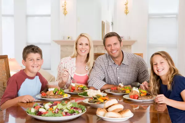 Comida familiar na mesa