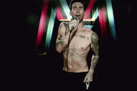 Adam Levine v videu Moves Like Jagger