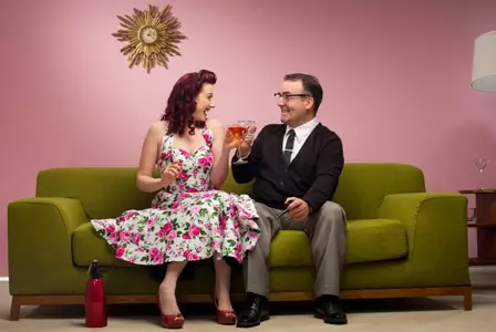 Retro coppia che mangia un cocktail