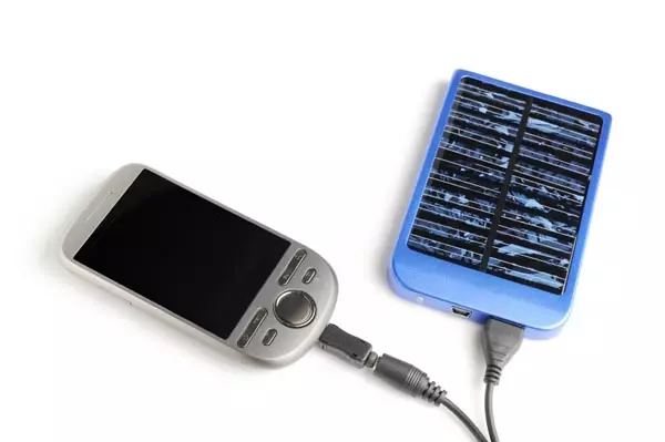 solar-energy-telepono-charger