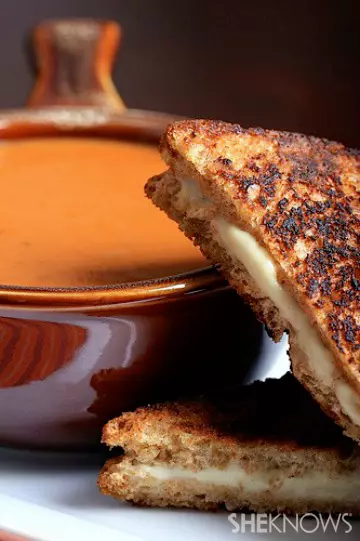 Sandwichs végétaliens au fromage grillé avec soupe de tomates fumées