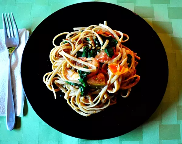 Qovrulmuş tərəvəzlər linguine yeni edir 375575_1